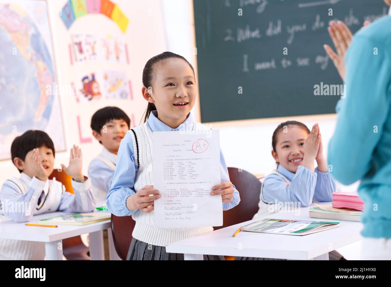 Students clapping in classroom hi-res stock photography and images - Alamy