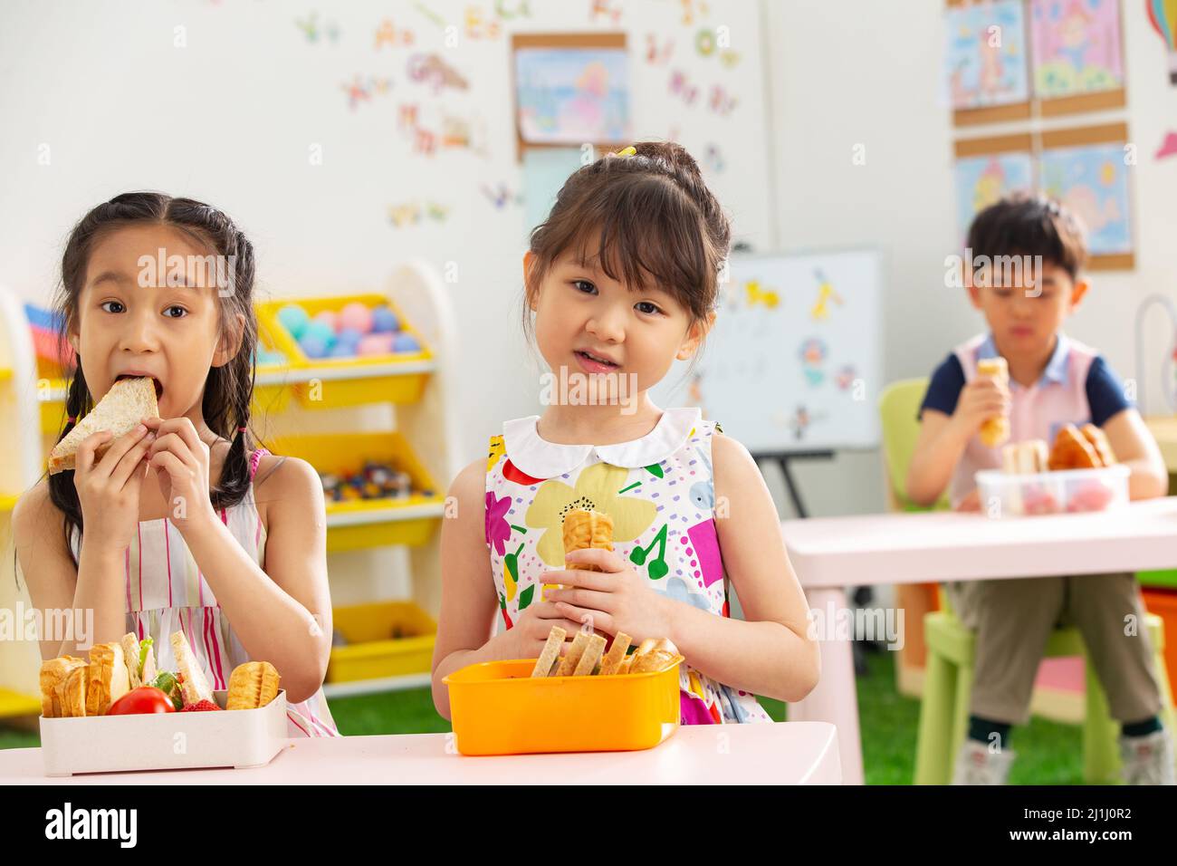Kindergarten children eat Stock Photo - Alamy