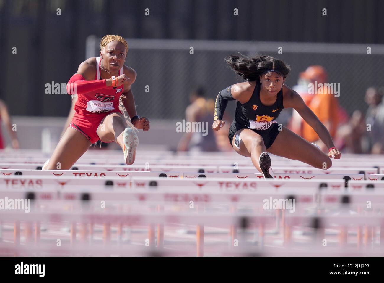 Jalaysiya Smith of Southern California (right) and Simone Wakins of ...