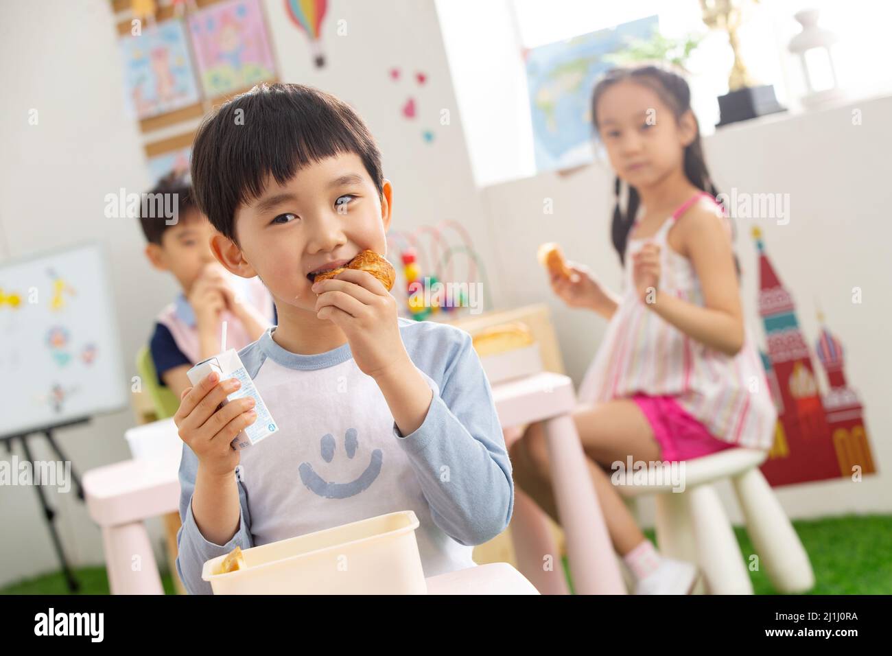 Kindergarten children eat Stock Photo - Alamy