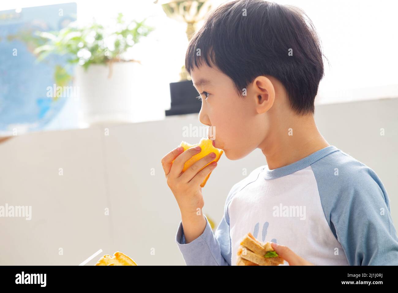 Children eating lunch at kindergarten hi-res stock photography and ...