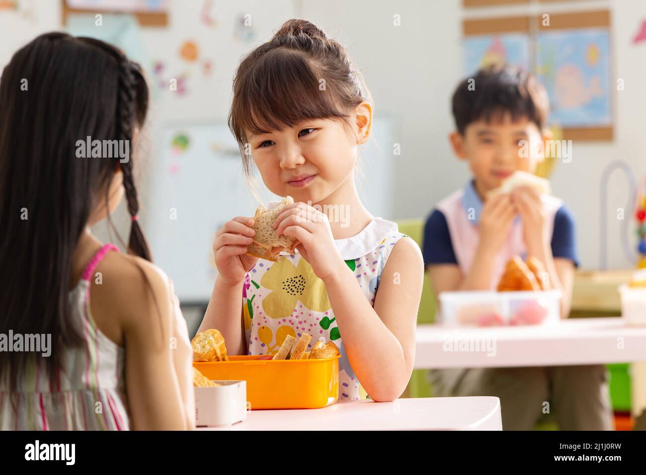 Kindergarten children eat Stock Photo - Alamy