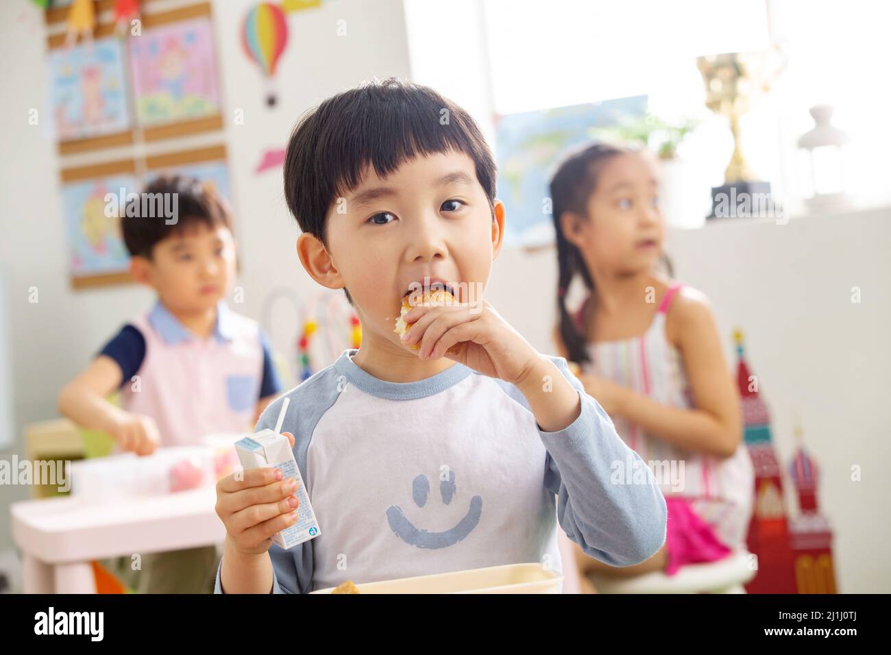 Kindergarten children eat Stock Photo - Alamy