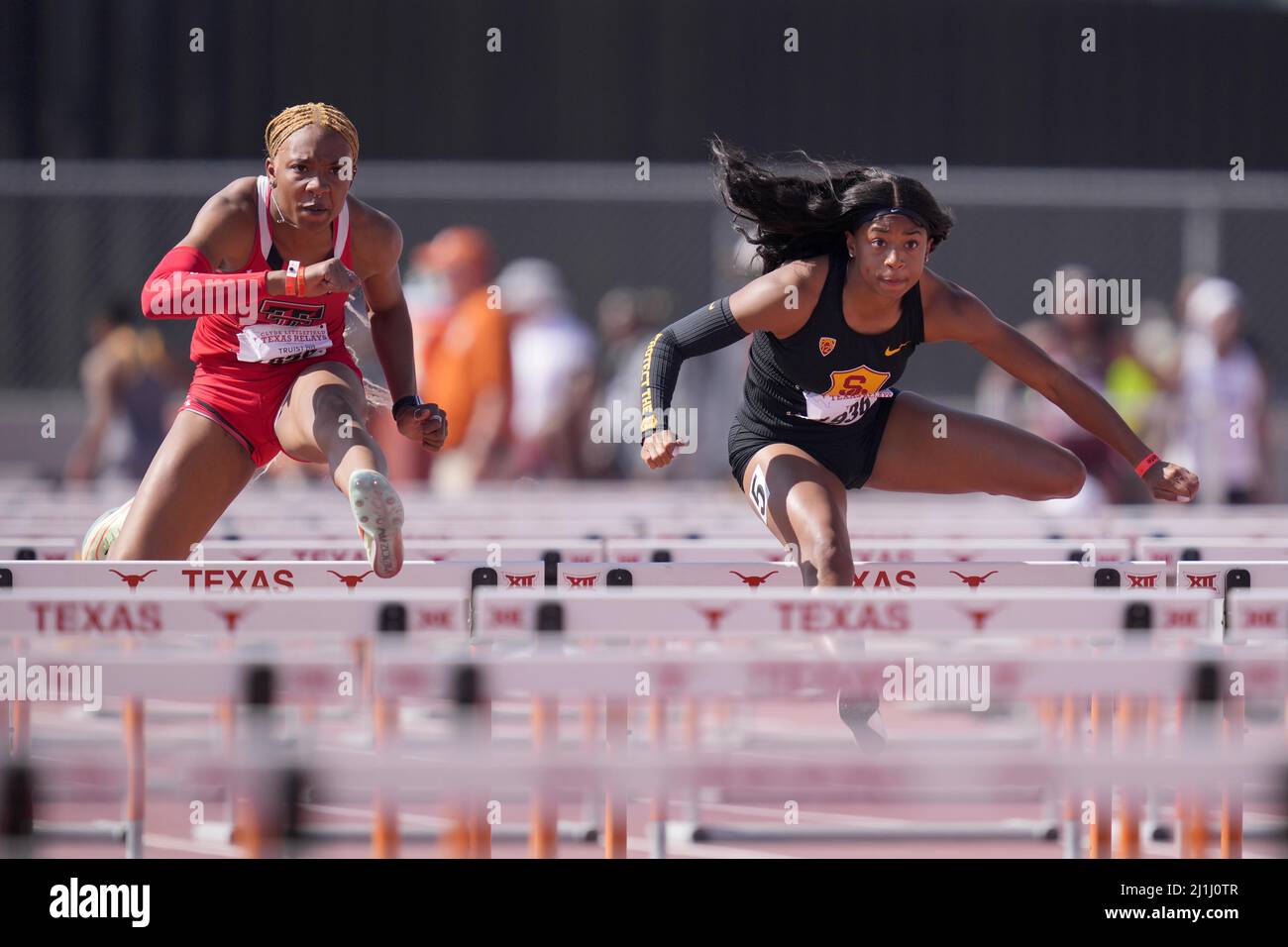 Jalaysiya Smith of Southern California (right) and Simone Wakins of ...