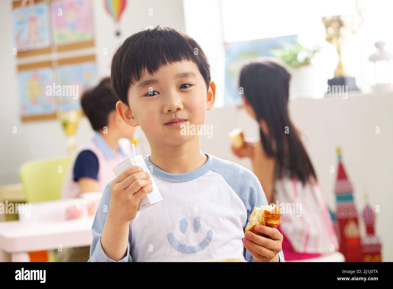 Kindergarten children eat Stock Photo - Alamy