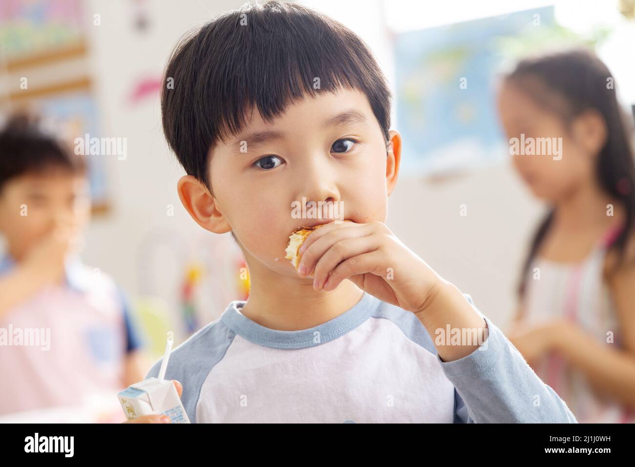 Kindergarten children eat Stock Photo - Alamy