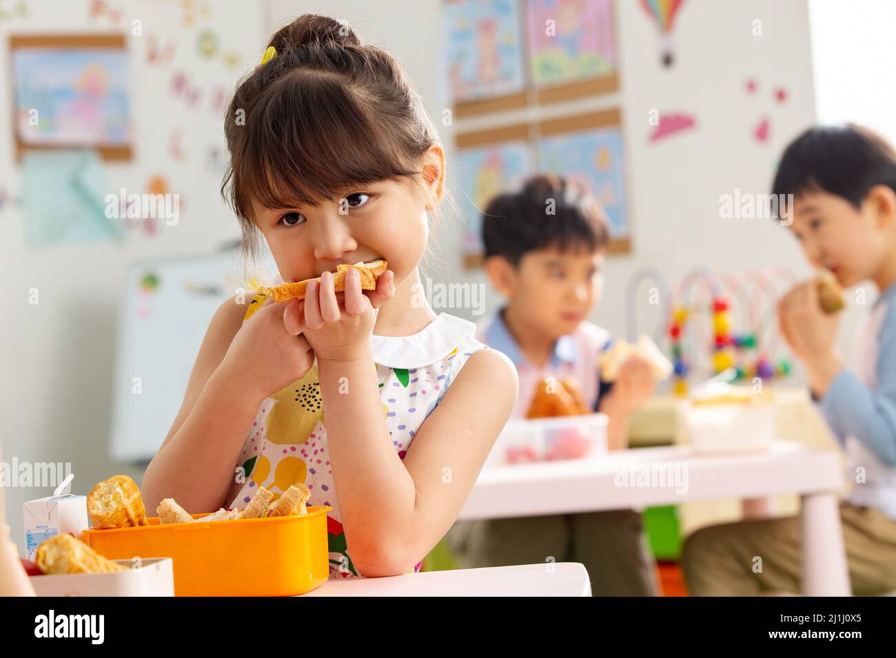Kindergarten children eat Stock Photo - Alamy