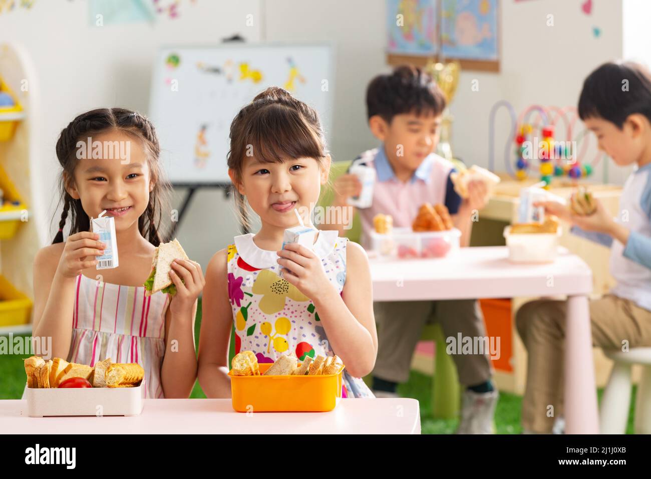 Kindergarten children eat Stock Photo - Alamy