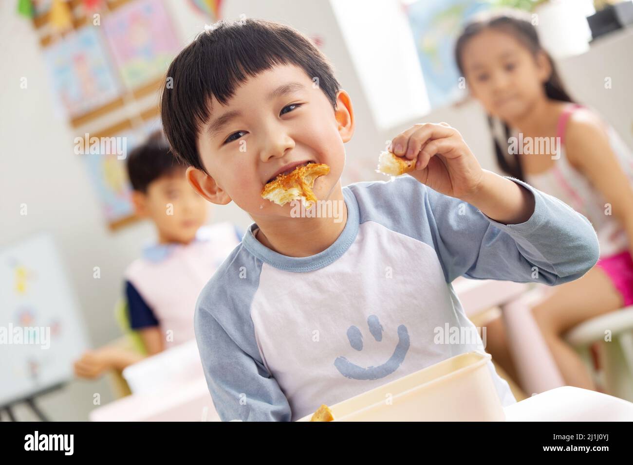 Kindergarten children eat Stock Photo - Alamy