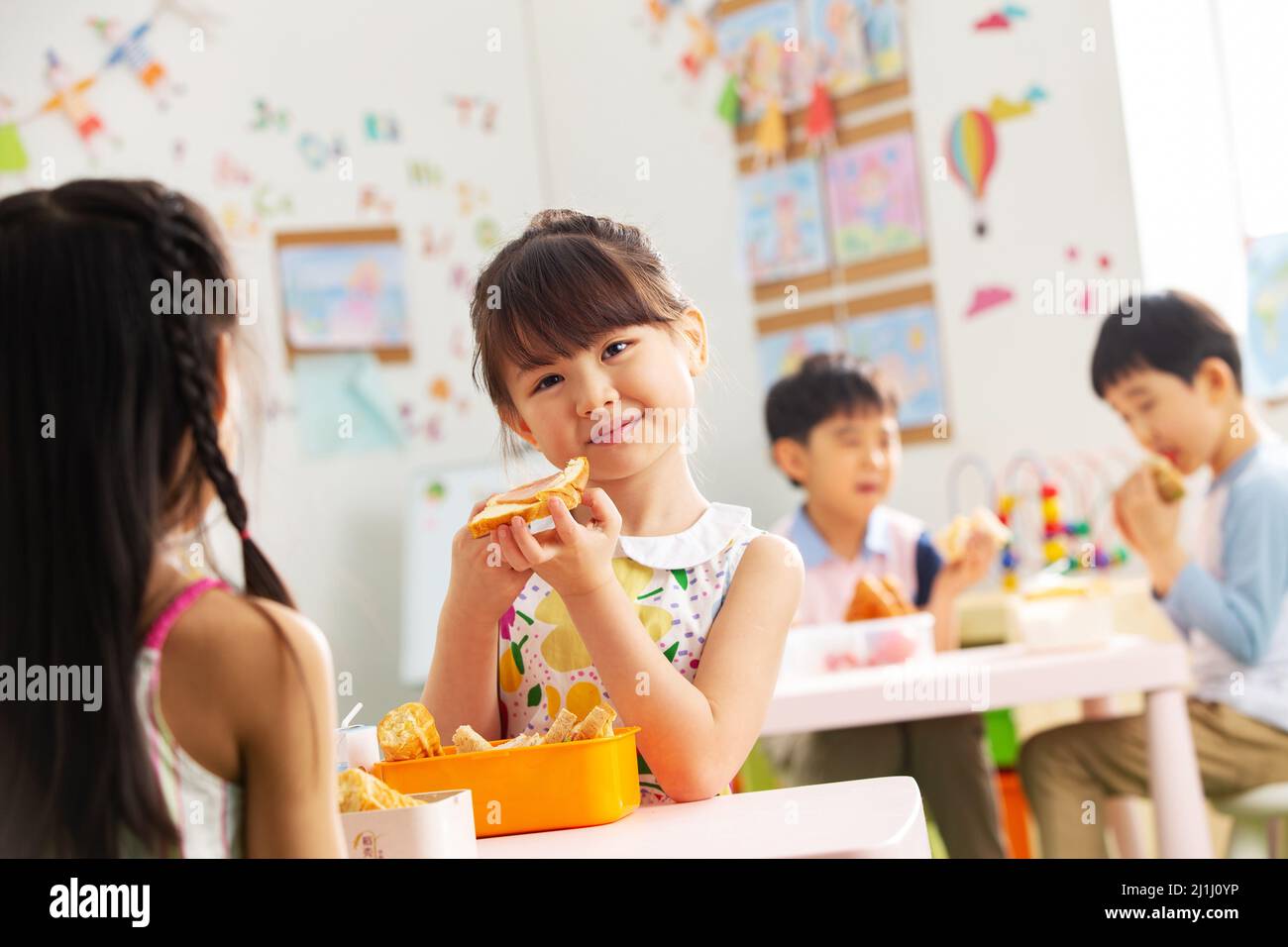 Kindergarten children eat Stock Photo - Alamy