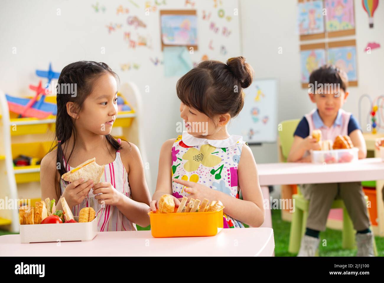 Kindergarten children eat Stock Photo - Alamy