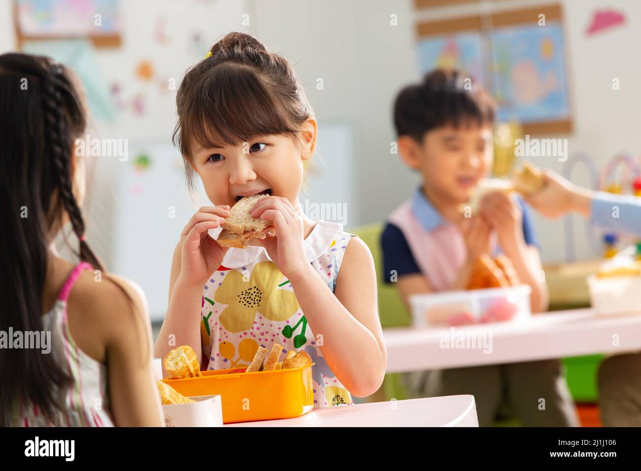 Kindergarten children eat Stock Photo - Alamy
