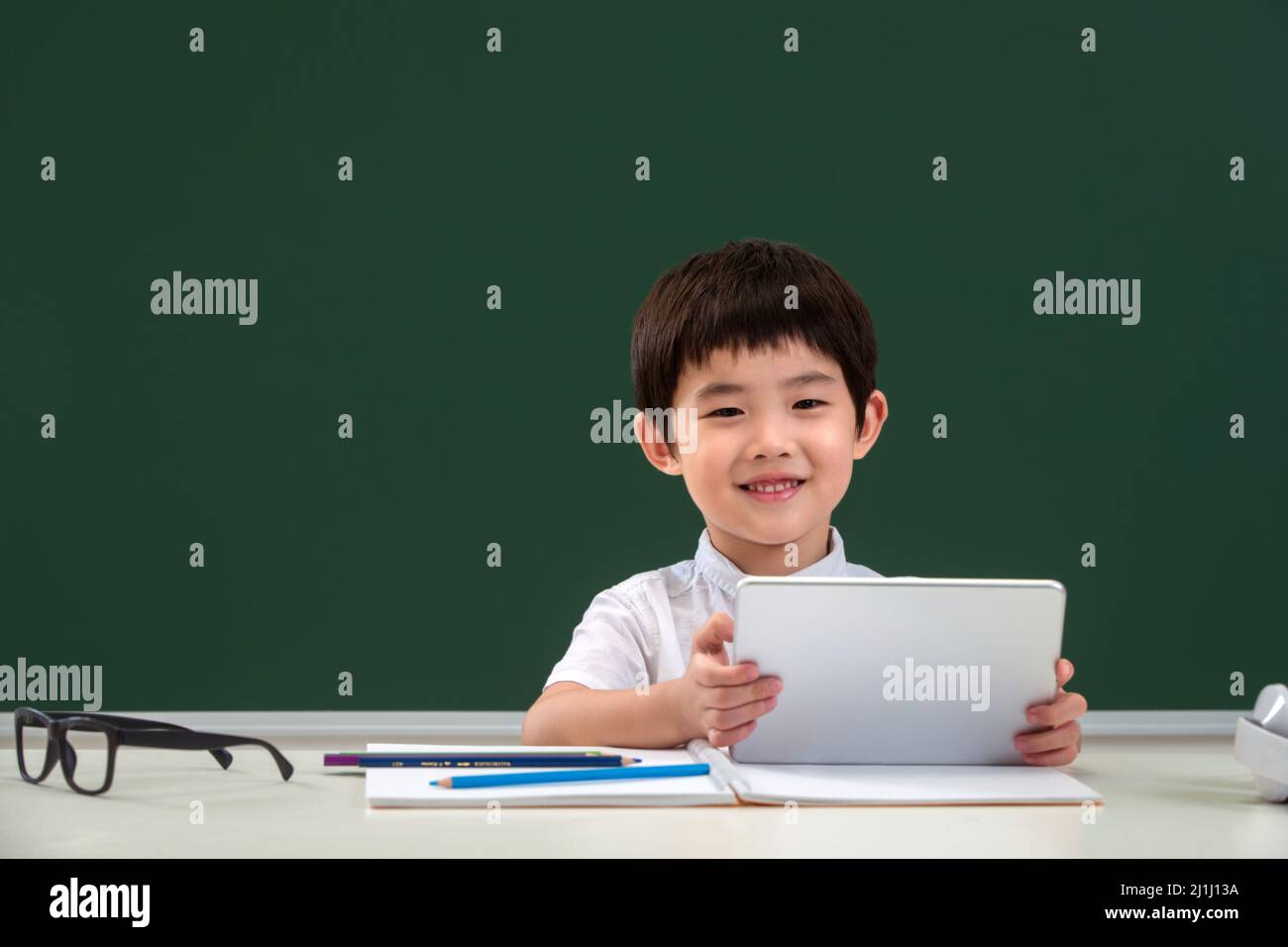 Elementary school students online learning Stock Photo - Alamy