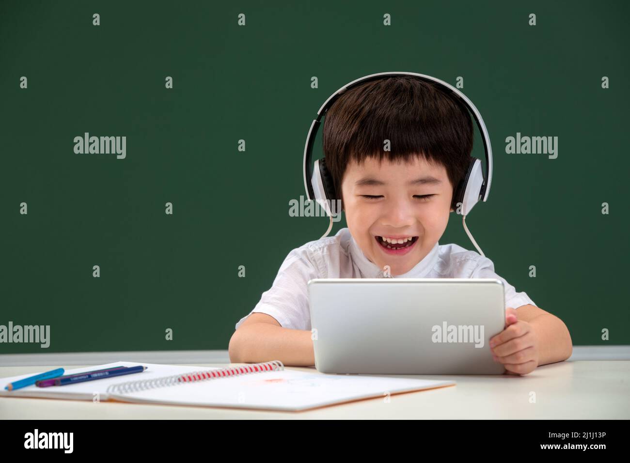 Elementary school students online learning Stock Photo - Alamy