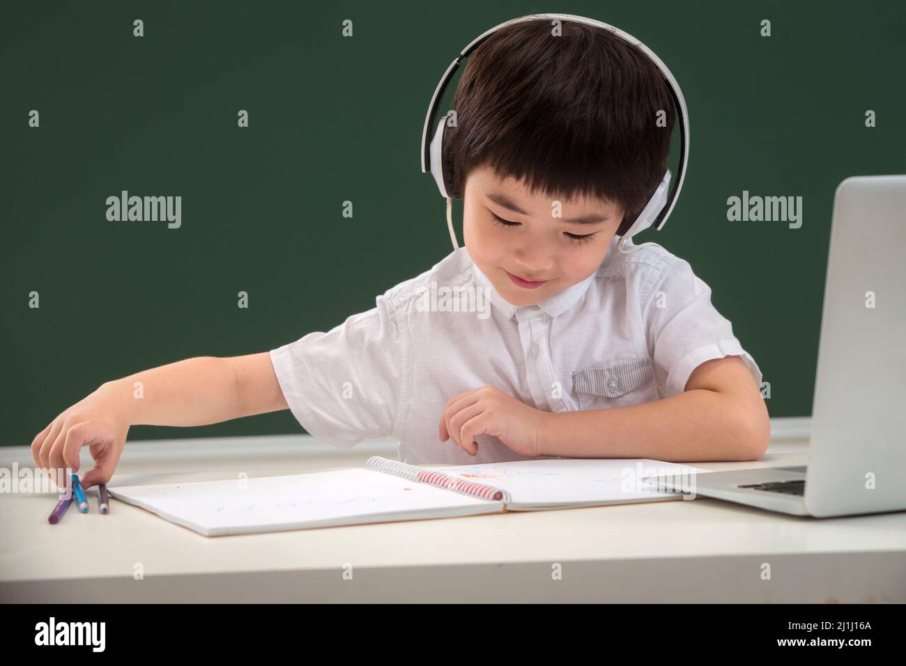 Elementary school students online learning Stock Photo - Alamy