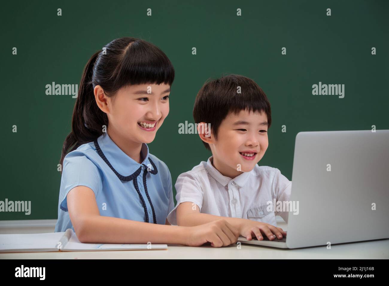 Elementary school students online learning Stock Photo - Alamy