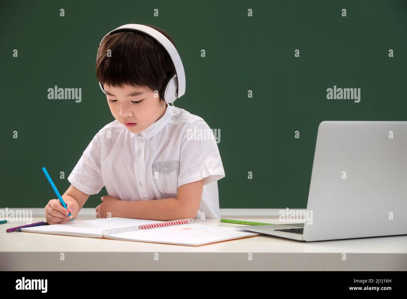 Elementary school students online learning Stock Photo - Alamy