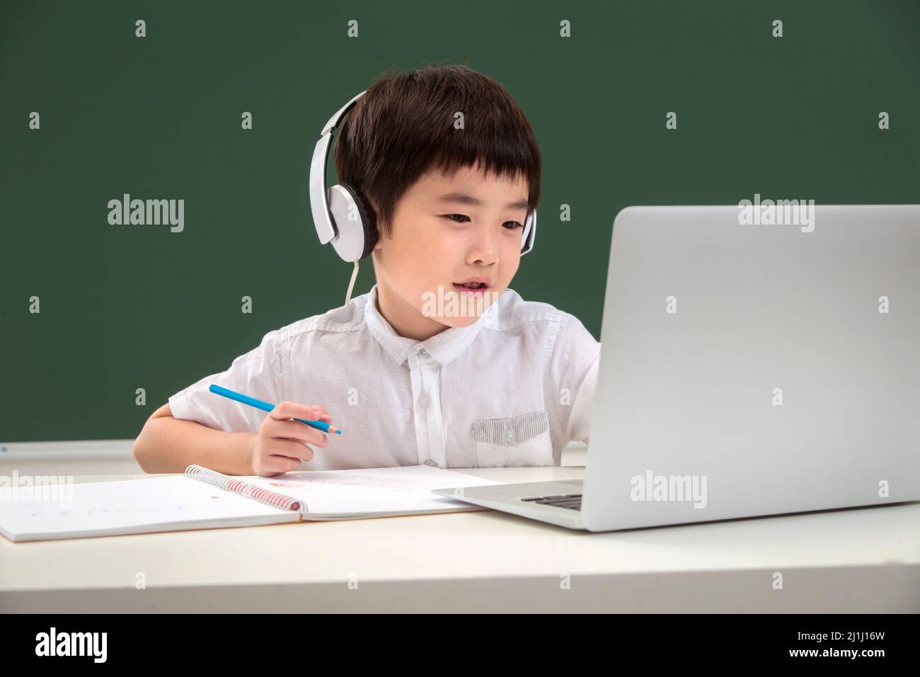Elementary school students online learning Stock Photo - Alamy