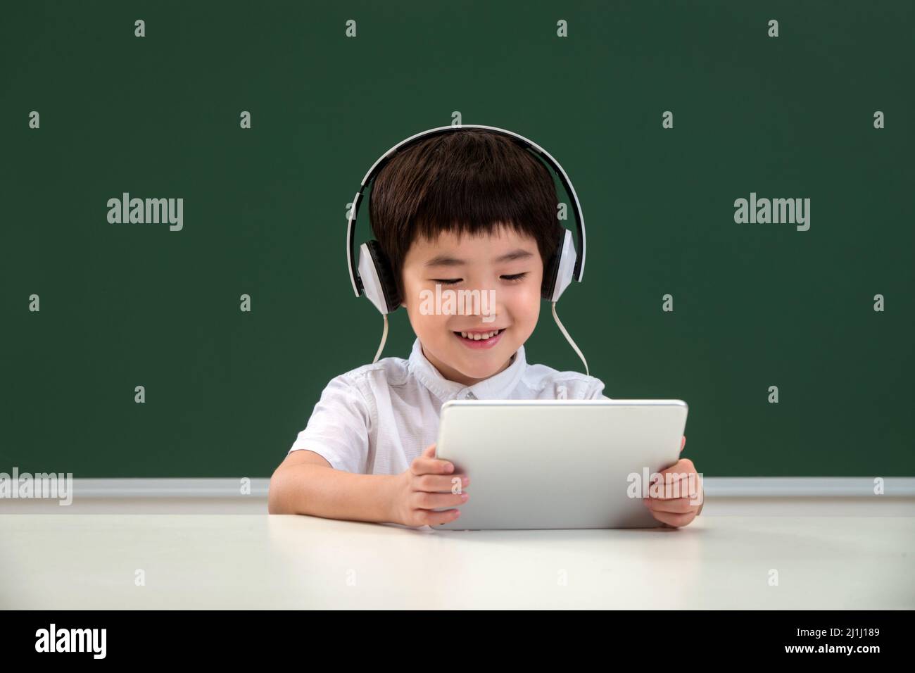 Elementary school students online learning Stock Photo - Alamy