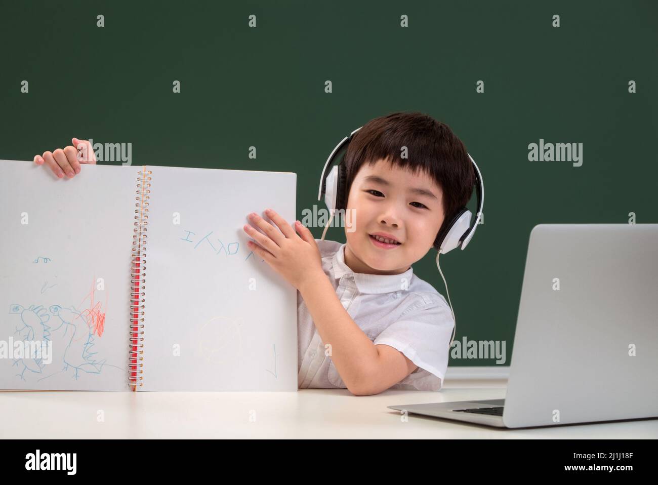 Elementary school students online learning Stock Photo - Alamy