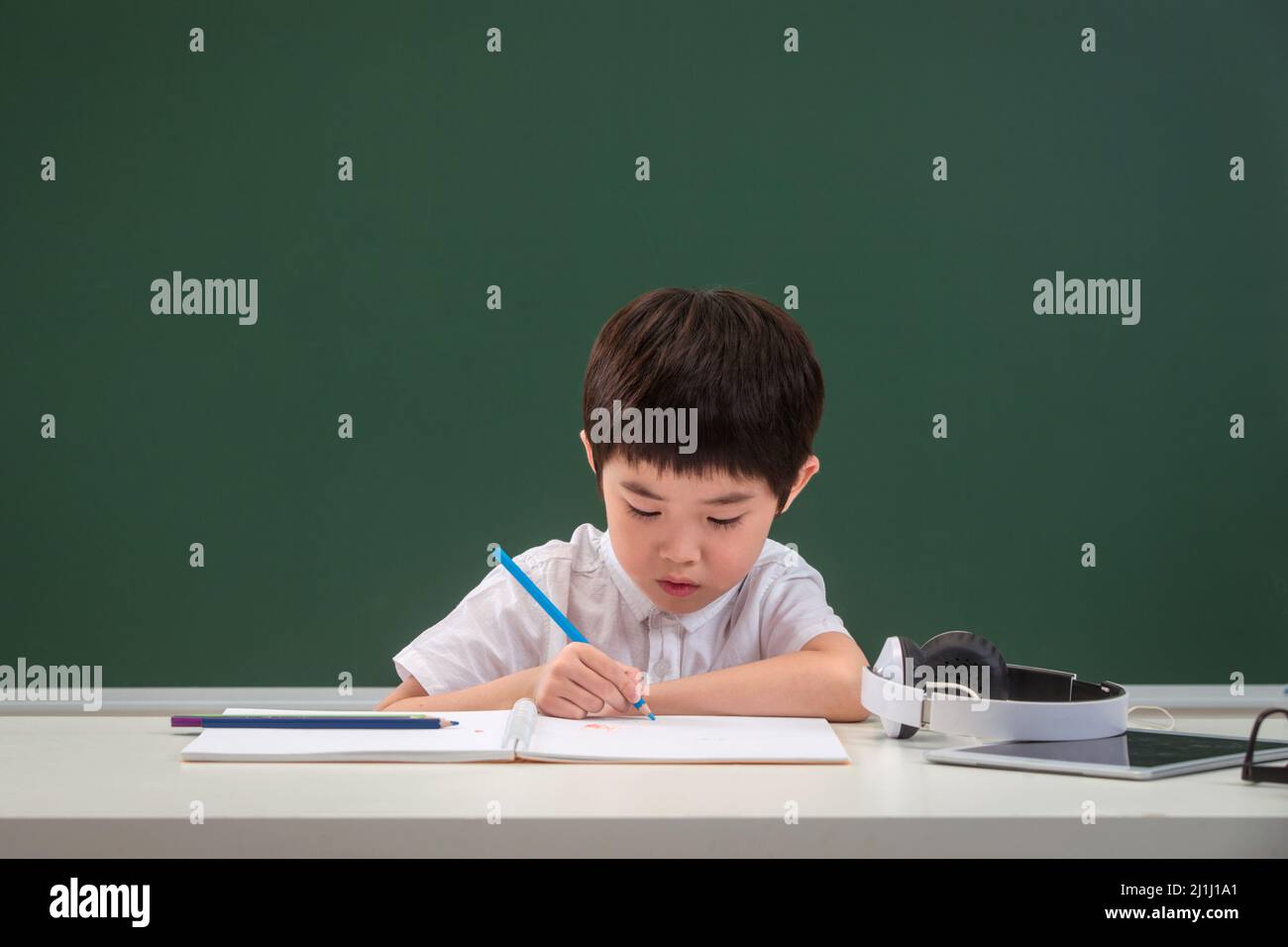 Elementary school students online learning Stock Photo - Alamy