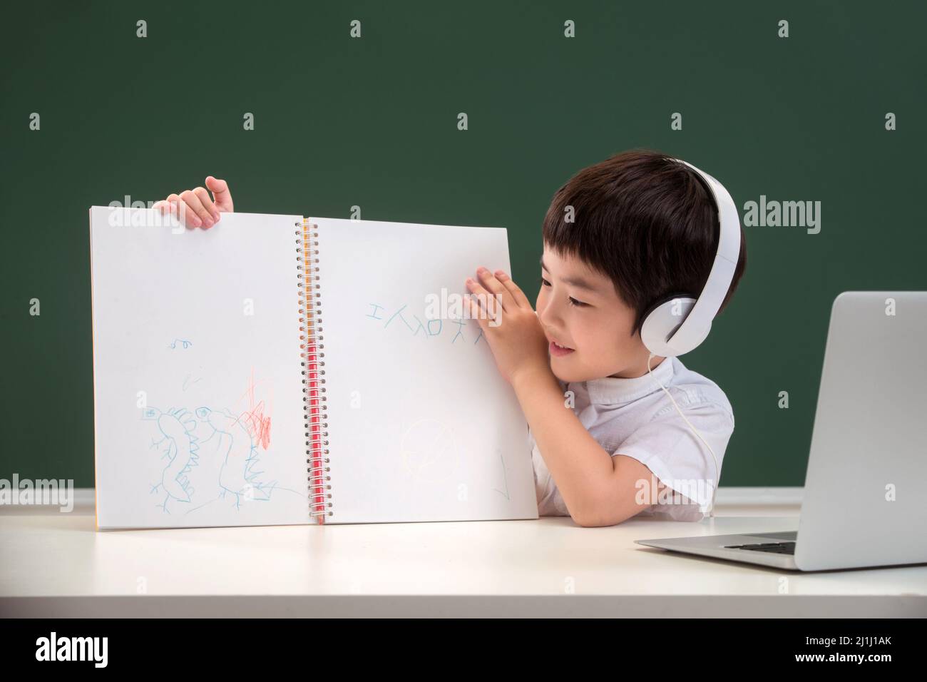 Elementary school students online learning Stock Photo - Alamy