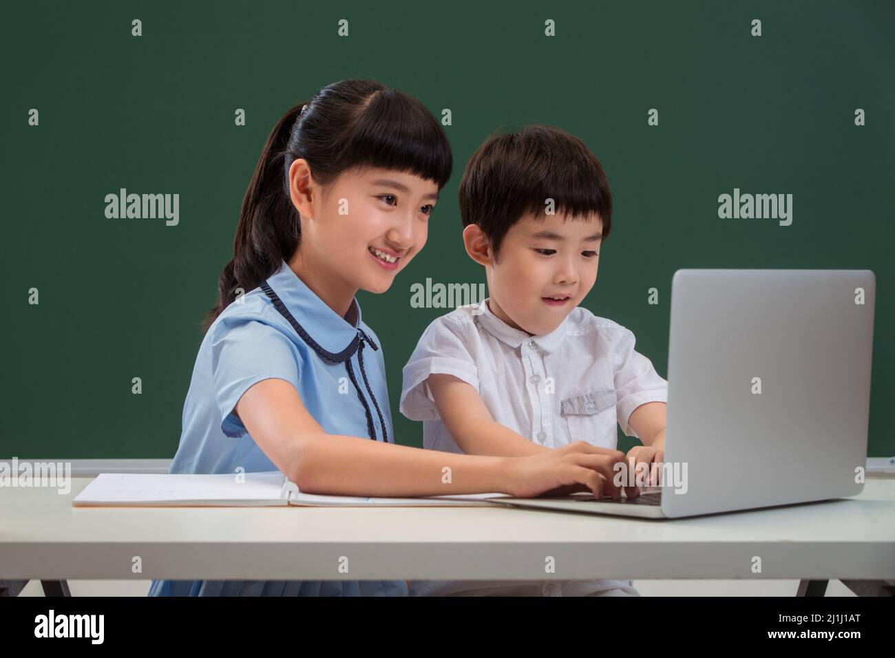 Elementary school students online learning Stock Photo - Alamy