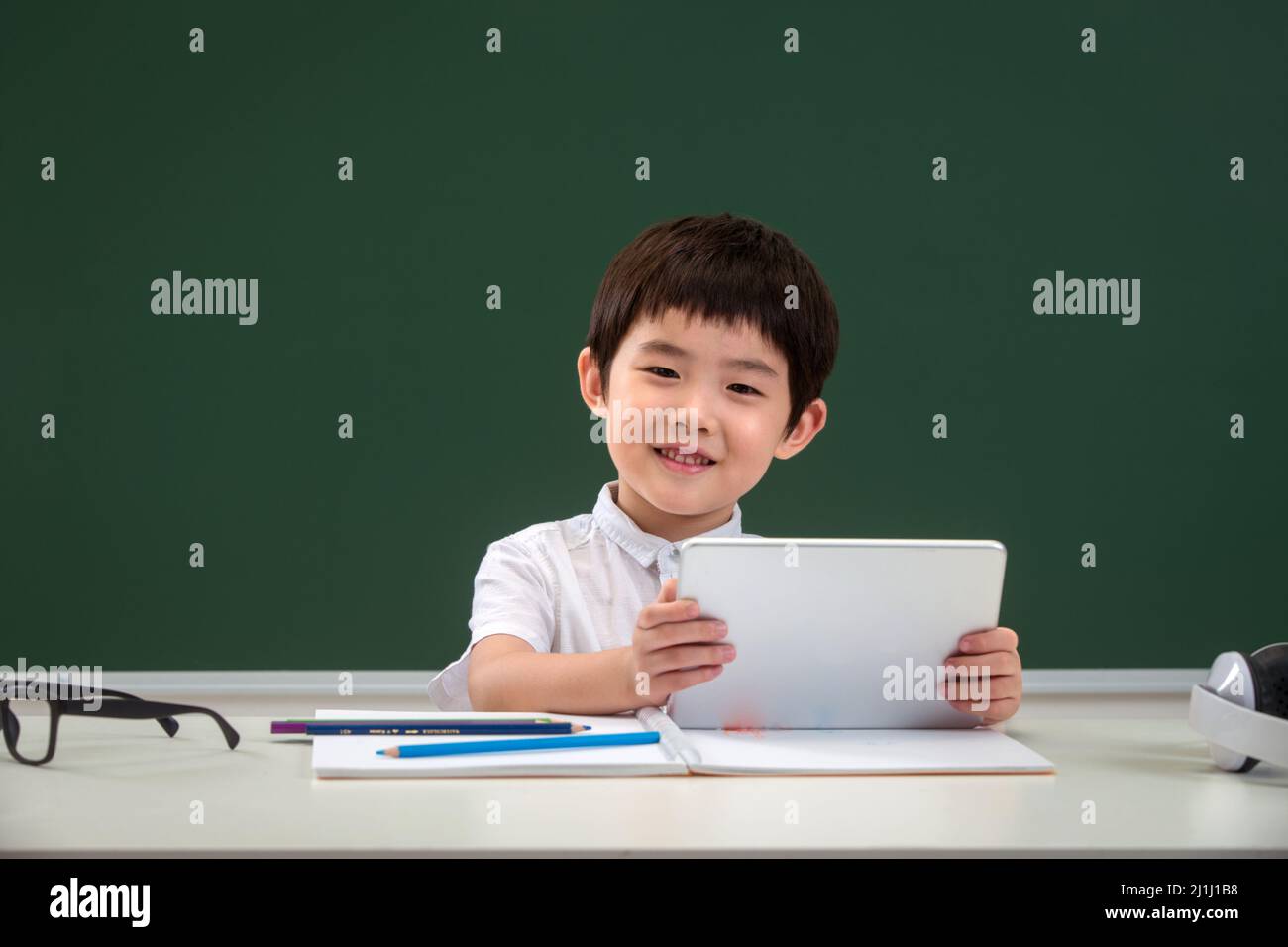 Elementary school students online learning Stock Photo - Alamy