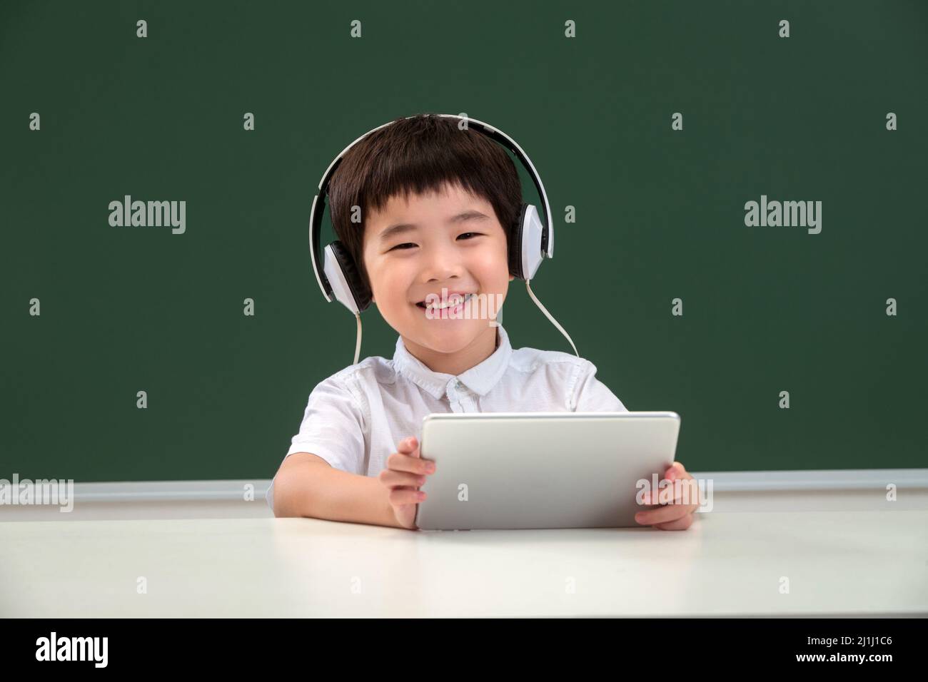 Elementary school students online learning Stock Photo - Alamy