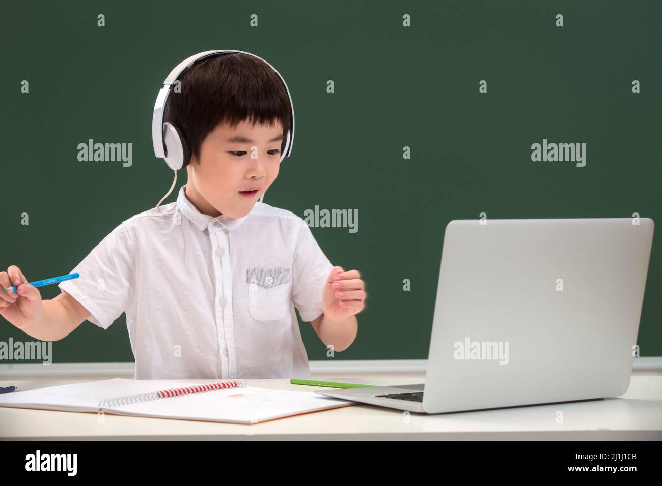 Elementary school students online learning Stock Photo - Alamy