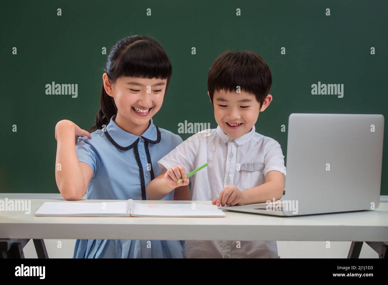 Elementary school students online learning Stock Photo - Alamy