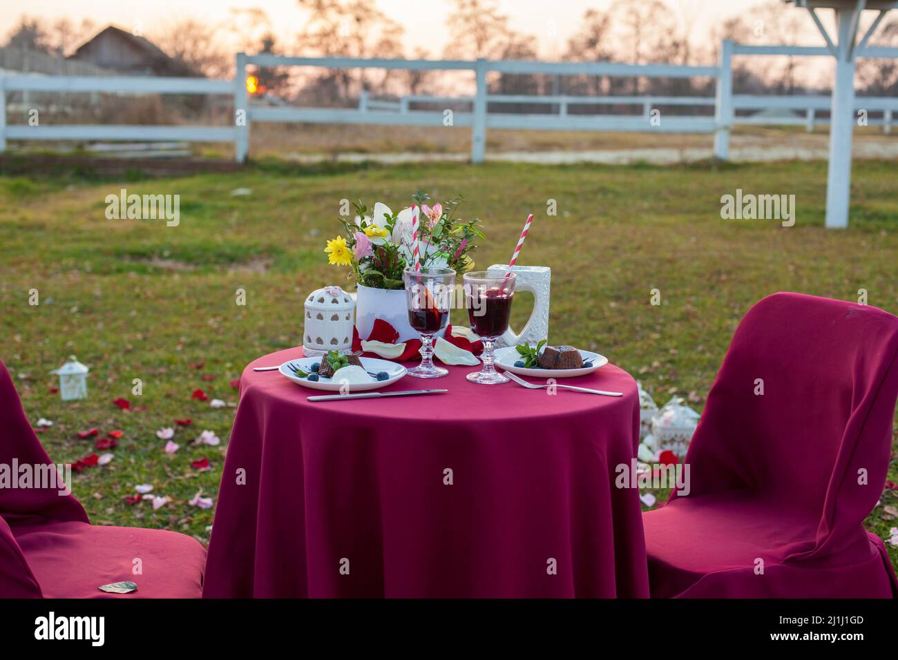Romantic table for two outdoors Stock Photo - Alamy