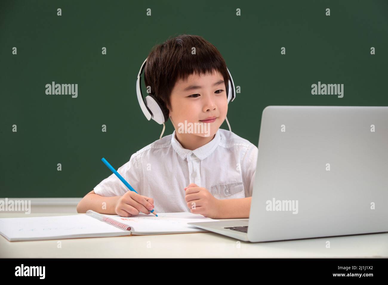 Elementary school students online learning Stock Photo - Alamy