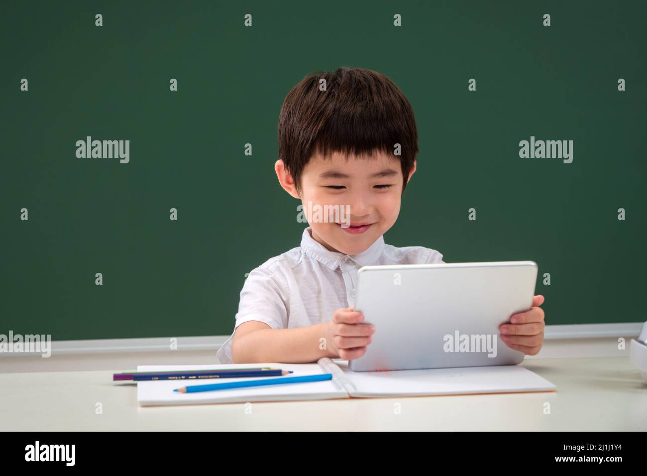 Elementary school students online learning Stock Photo - Alamy