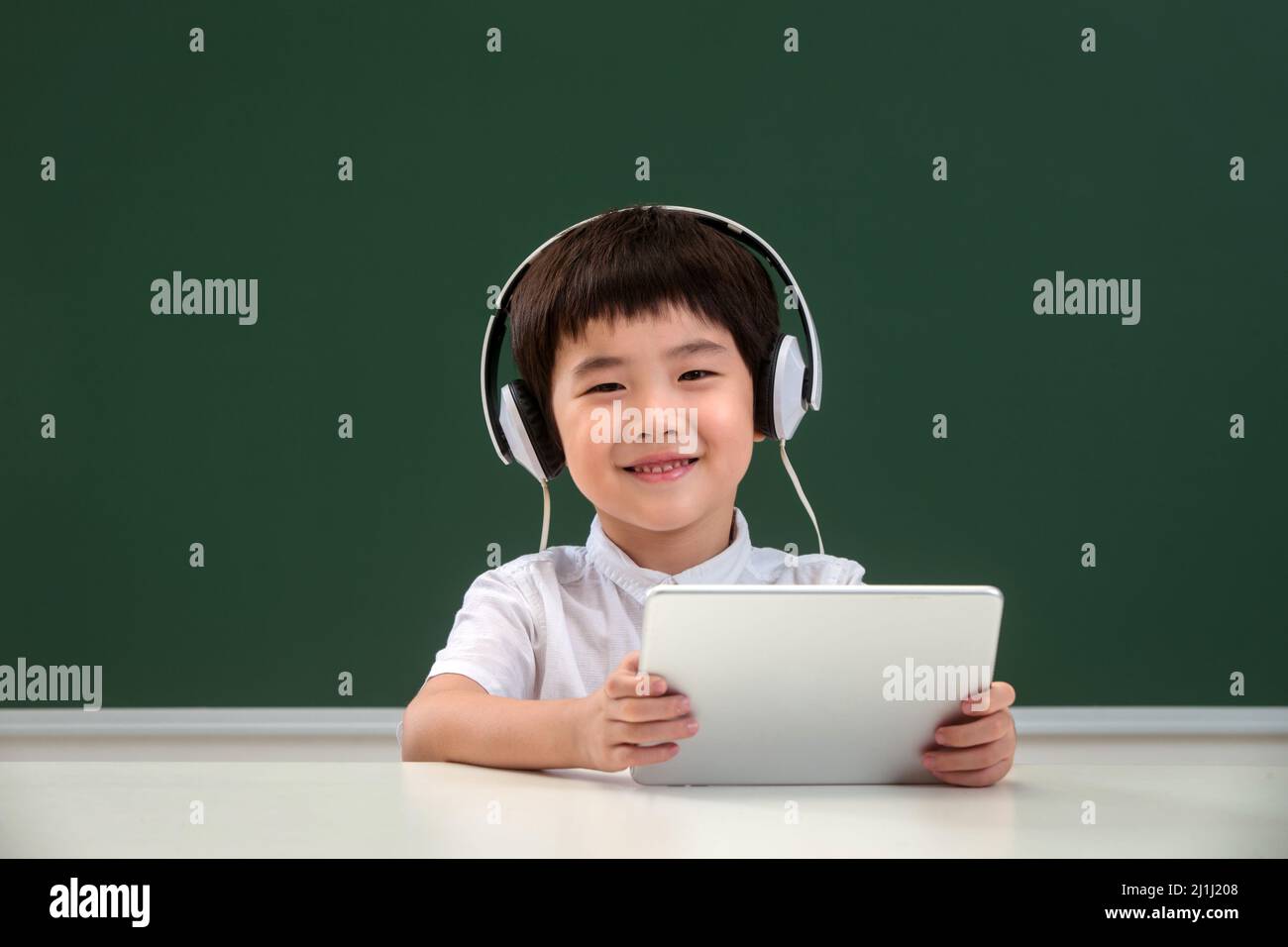 Elementary students tablet classroom hi-res stock photography and ...