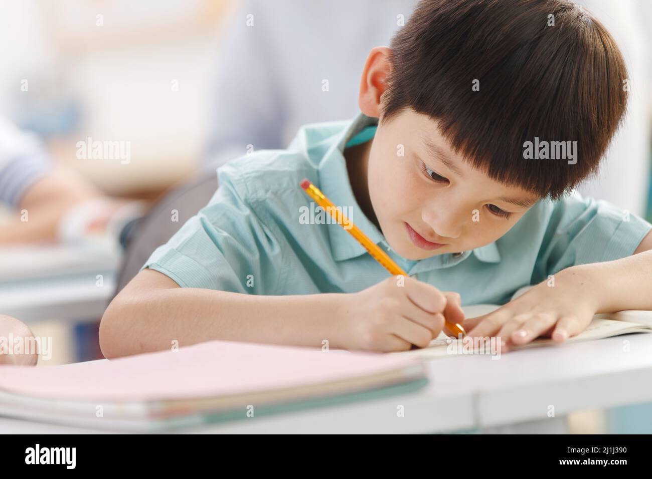 Primary school boys learn in the classroom Stock Photo - Alamy