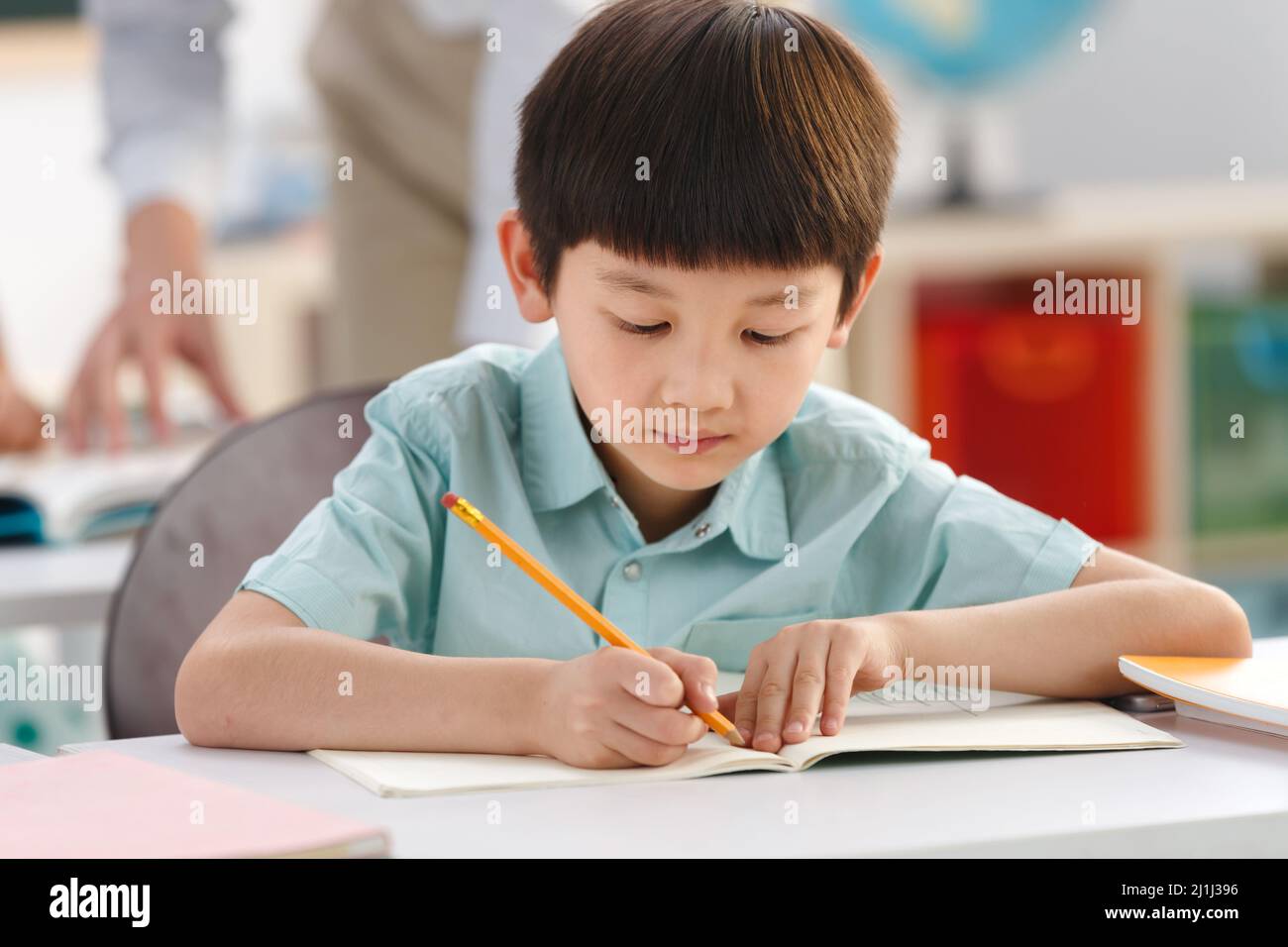 Primary school boys learn in the classroom Stock Photo - Alamy