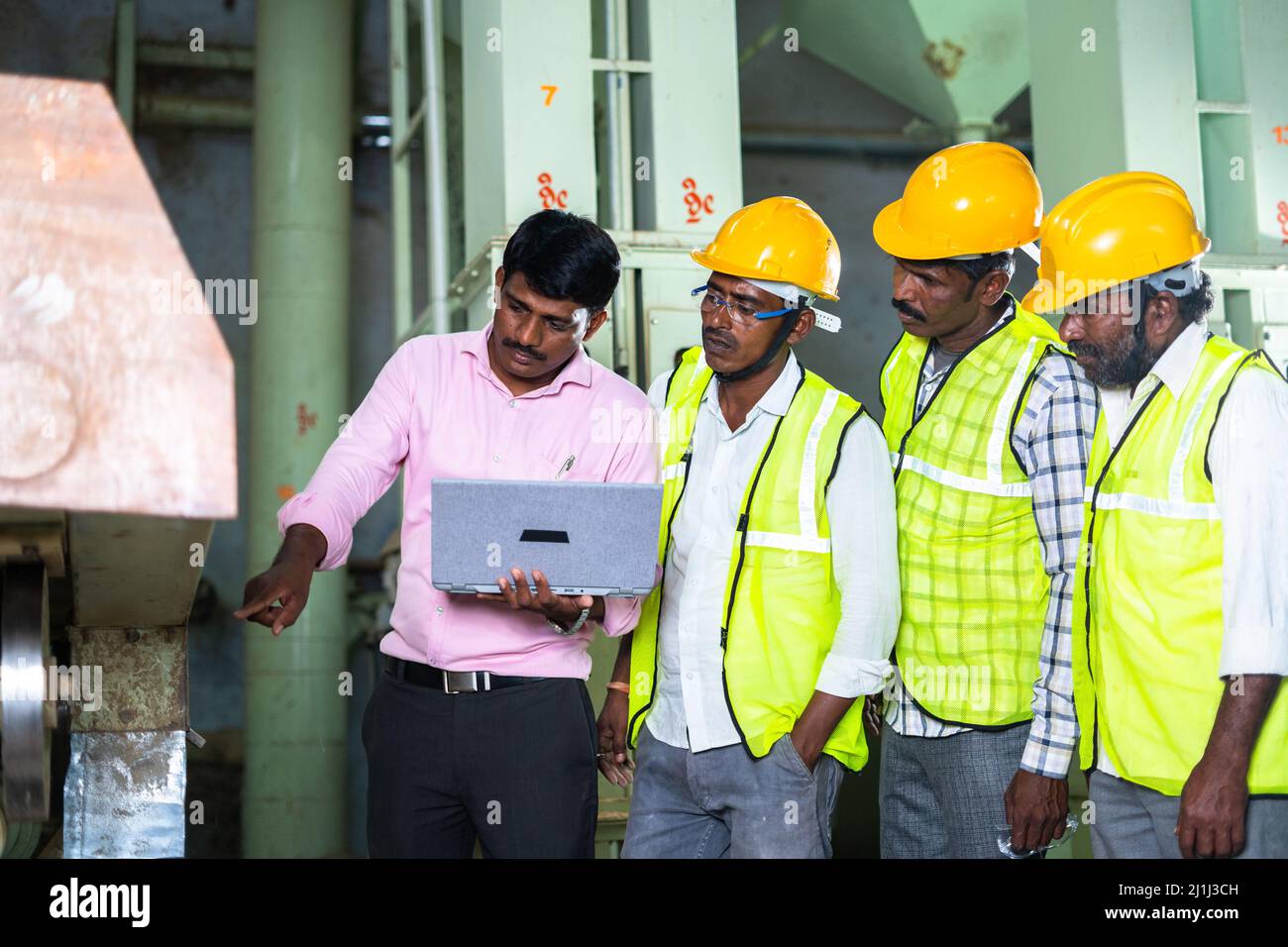 Factory workers supervisor hi-res stock photography and images - Alamy