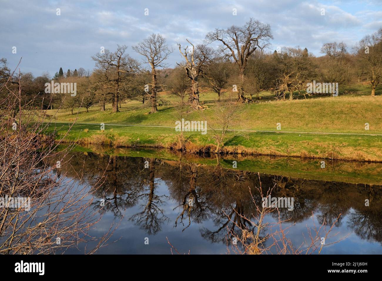 The River Derwent calm in the evening sun, Peak District, Derbyshire ...