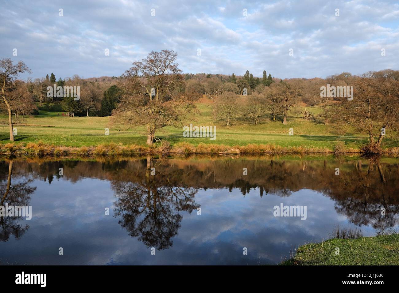 The River Derwent calm in the evening sun, Peak District, Derbyshire ...