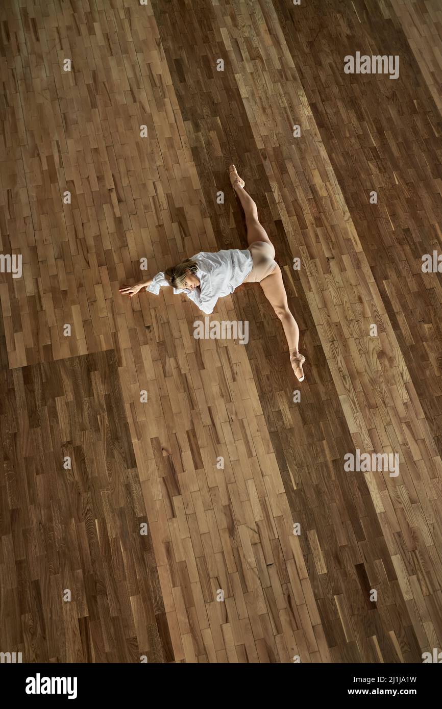 Blonde ballet dancer posing inside dance hall Stock Photo - Alamy