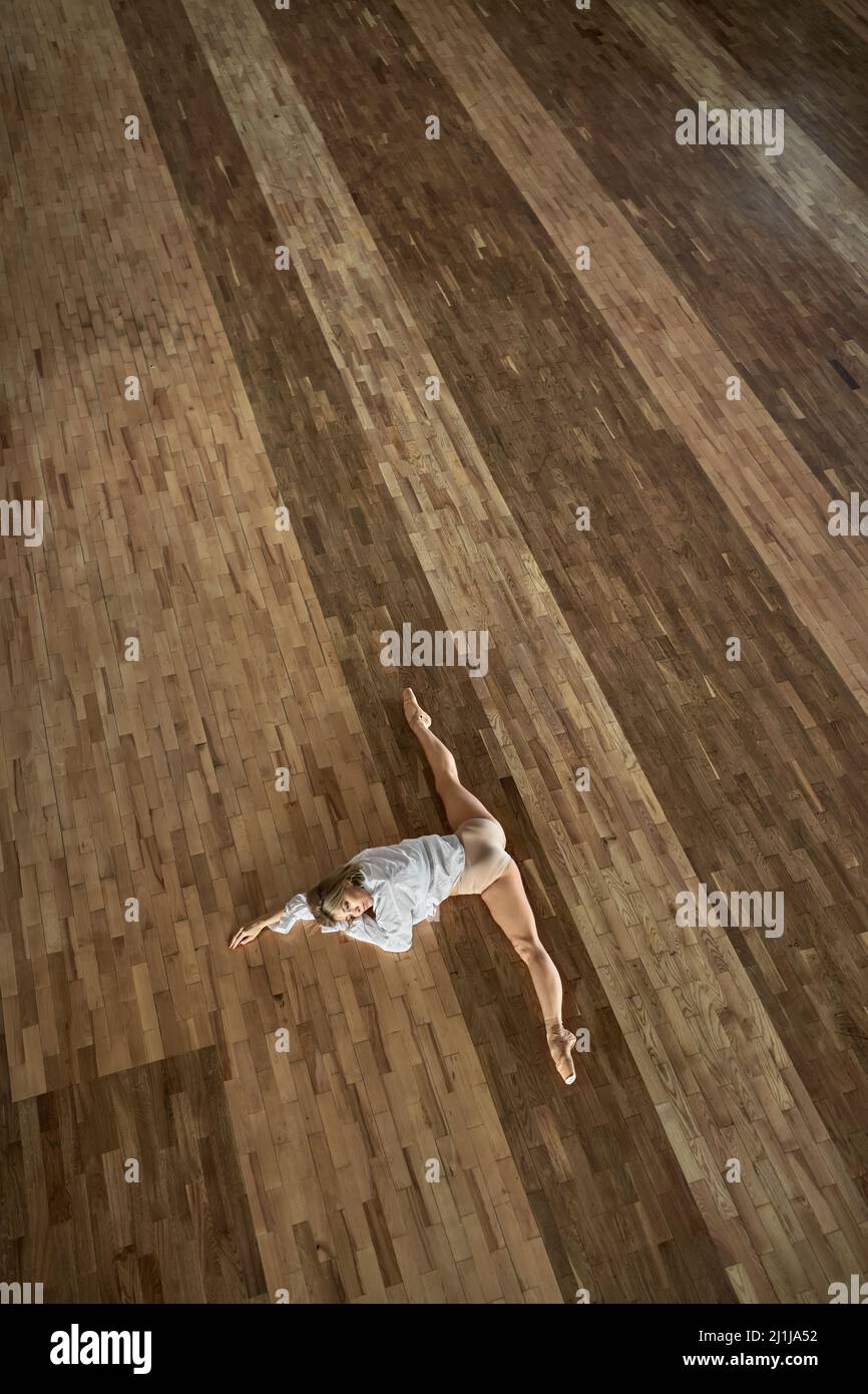 Blonde ballet dancer posing inside dance hall Stock Photo - Alamy