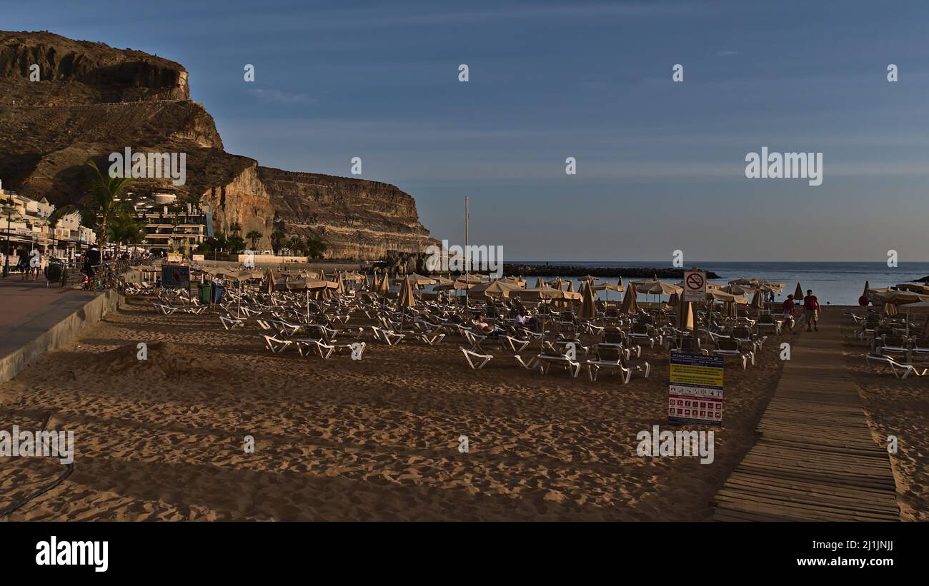 Puerto mogán beach gran canaria hi-res stock photography and images - Alamy