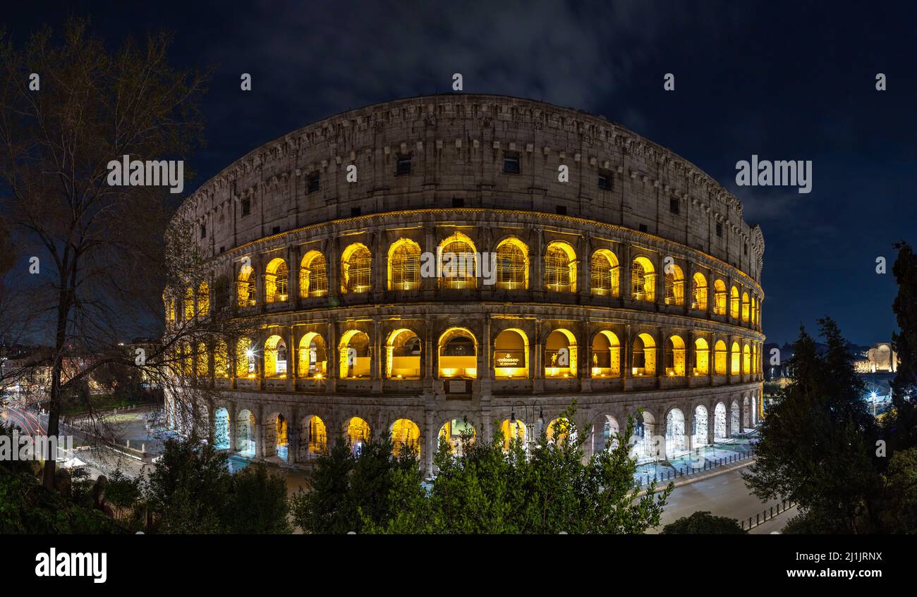 A picture of the Colosseum at night Stock Photo - Alamy