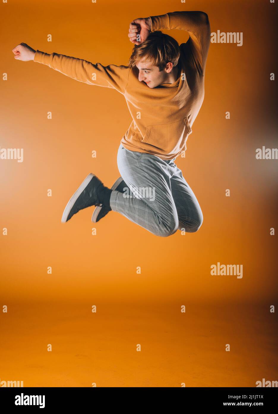 Contemporary dance artist practicing a dance routine Stock Photo - Alamy
