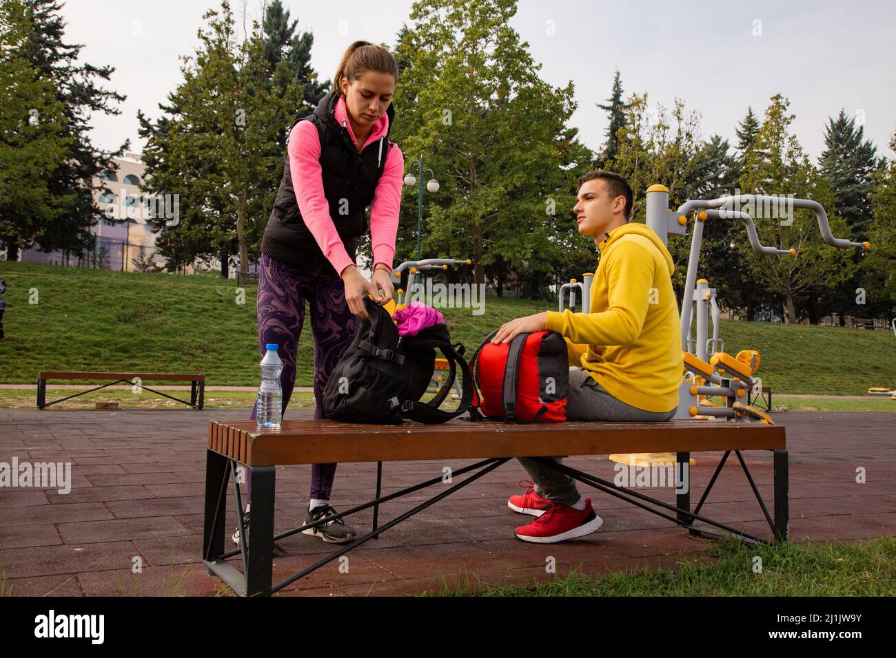Jogging couple taking a break hi-res stock photography and images - Alamy