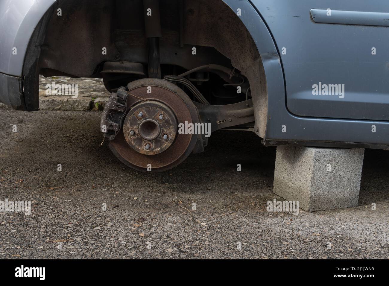 Missing wheels hi-res stock photography and images - Alamy