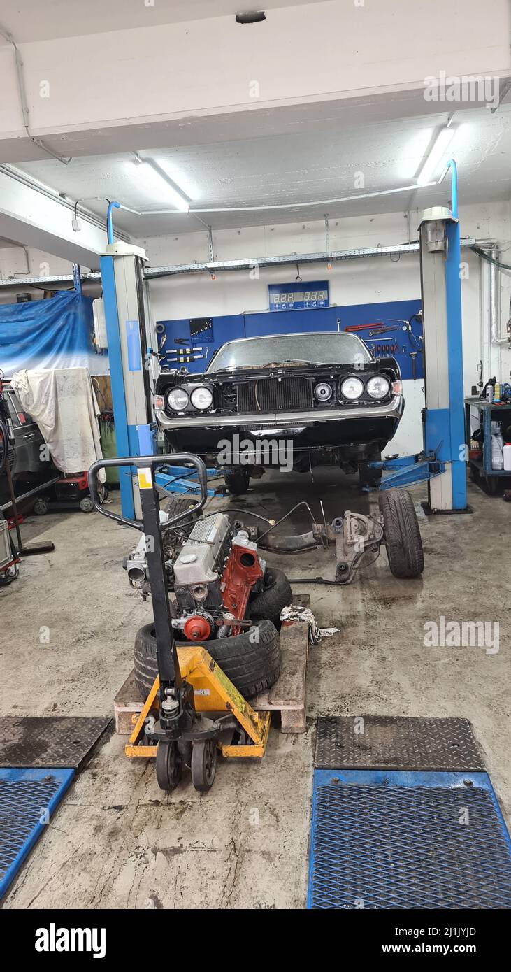 Classic car lift garage hi-res stock photography and images - Alamy