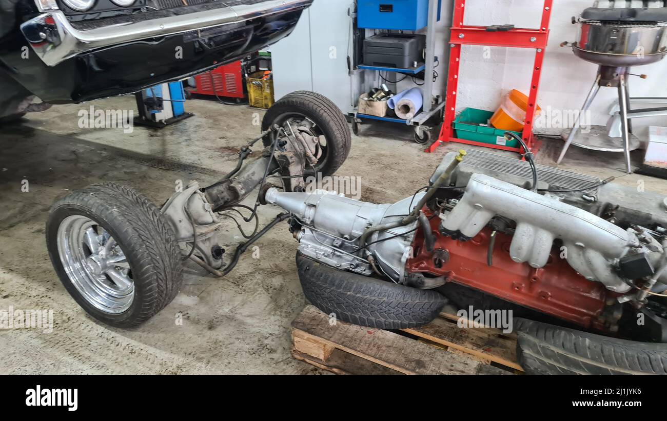 Classic car lift garage hi-res stock photography and images - Alamy