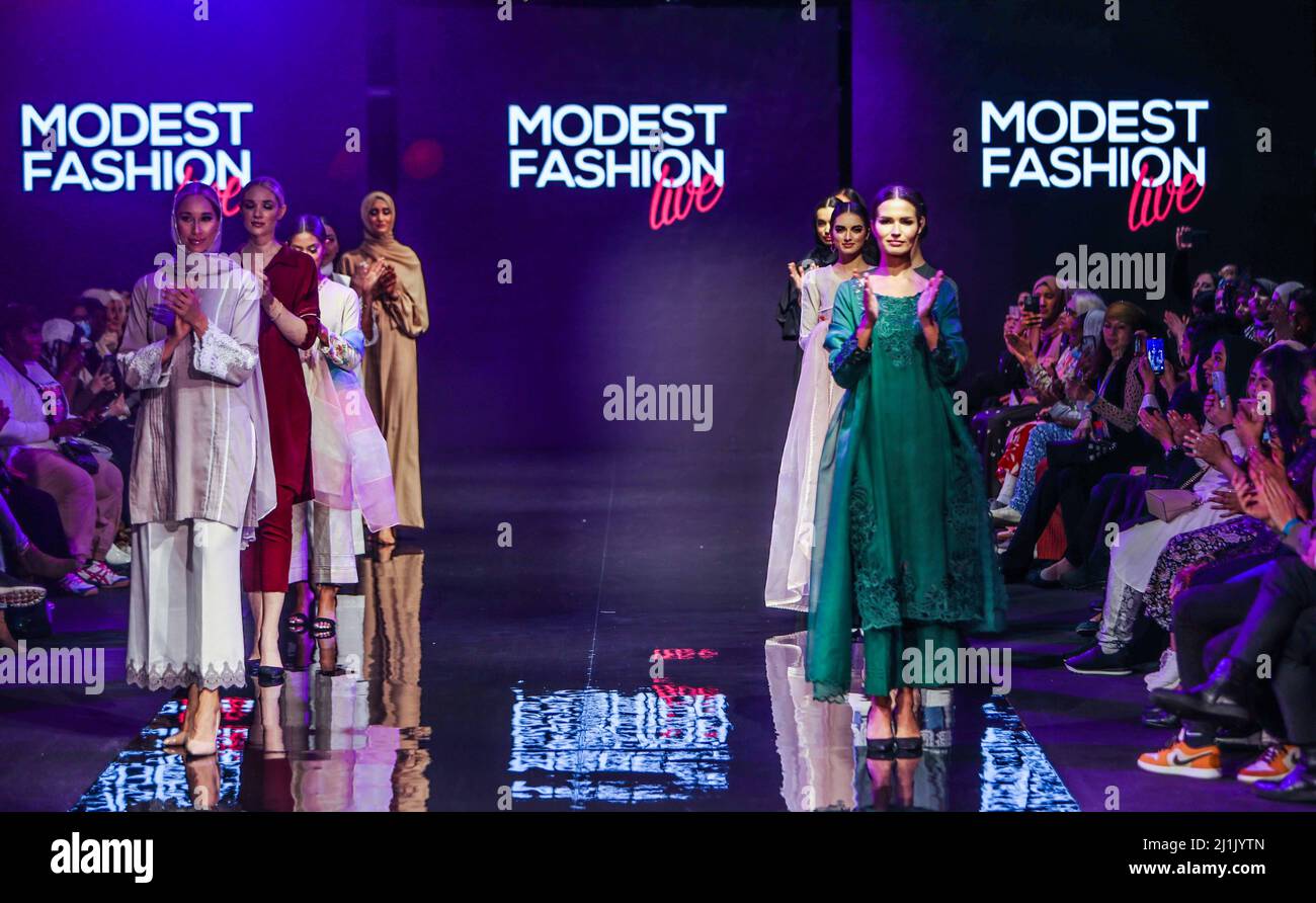 Cat walk modest fashion show hi-res stock photography and images - Alamy